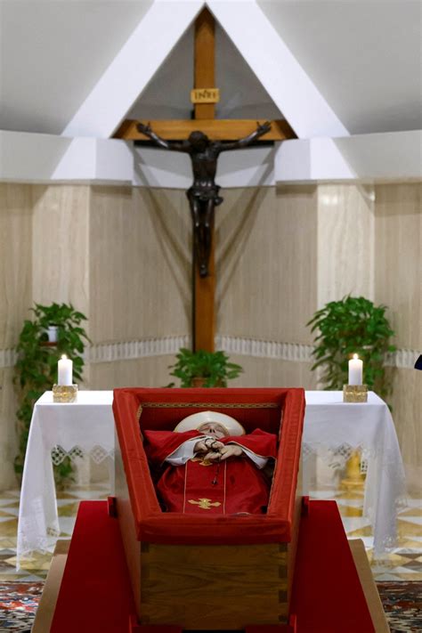 Vaticano divulga primeiras imagens do corpo do papa Francisco no caixão; funeral será no próximo ...