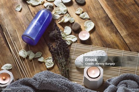 회색 수건 말린 장미 꽃잎 양초 비누 피부 로션 나무 배경에 스파 트리트먼트의 이미지 스파 절차 및 사우나 한증탕의 개념 비스듬히 촬영 0명에 대한 스톡 사진 및 기타