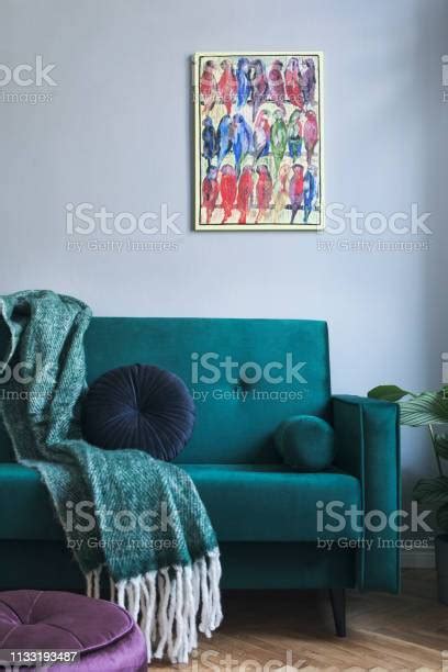 녹색 벨벳 소파 퍼프 베개 담요와 열 대 식물 회색 럭셔리 인테리어 모의 이미지와 현대 구성 갈색 나무 마루 0명에 대한 스톡 사진 및 기타 이미지 Istock