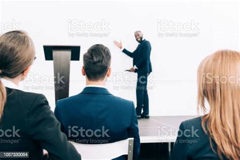 컨퍼런스 홀에서 화면에 가리키는 웃는 아프리카계 미국인 스피커의 선택적 초점 경영자에 대한 스톡 사진 및 기타 이미지 경영자 교수 교습 Istock