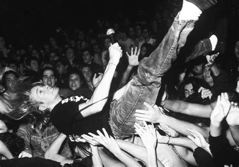 Kurt Cobain Auf Den Armen Seiner Fans Bild Kaufen Verkaufen