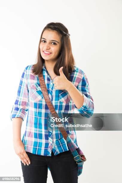 India Cantik Gadis Perguruan Tinggi Atau Siswa Berdiri Dengan Tas Dan