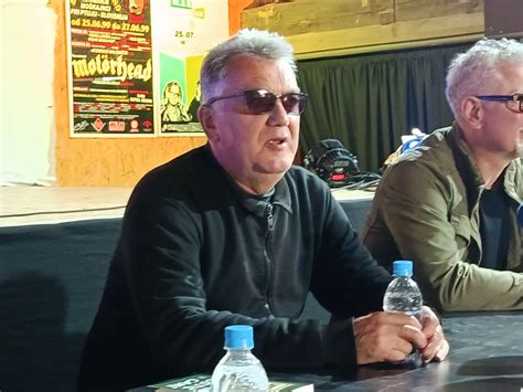 Frontmen Partibrejkersa Zoran Kostić Cane Promovirao Knjigu U Sarajevu Dobro Da Smo Normalni