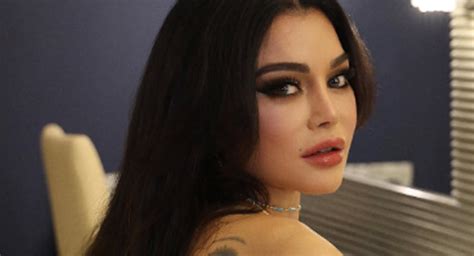 هنا لبنان هيفاء وهبي تتألق بإطلالة بيضاء في بونتا كانا