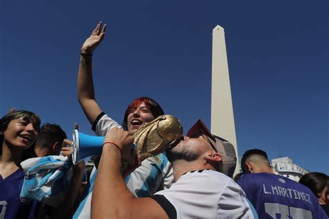 Los hinchas argentinos se vuelcan a celebrar en las calles