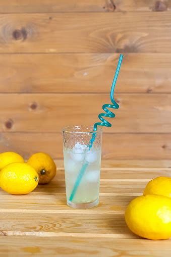 레모네이드 또는 모히토 칵테일을 곁들인 유리 2잔 복사 공간 0명에 대한 스톡 사진 및 기타 이미지 0명 과일 노랑 Istock