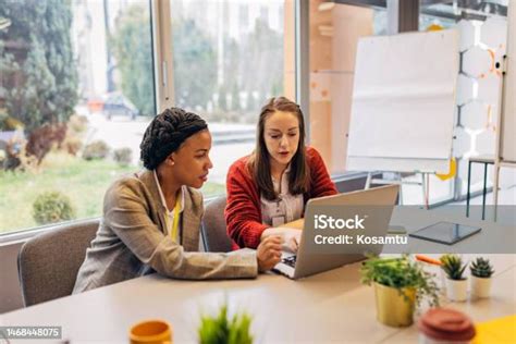 두 명의 비즈니스 여성이 회의 중에 비즈니스 프로젝트 개발에 대해 논의합니다 25 29세에 대한 스톡 사진 및 기타 이미지 25 29세 2명 30 34세 Istock