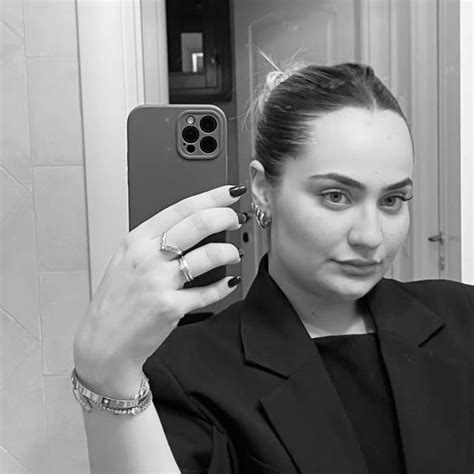 Elisa Elisalunardini • Threads Say More