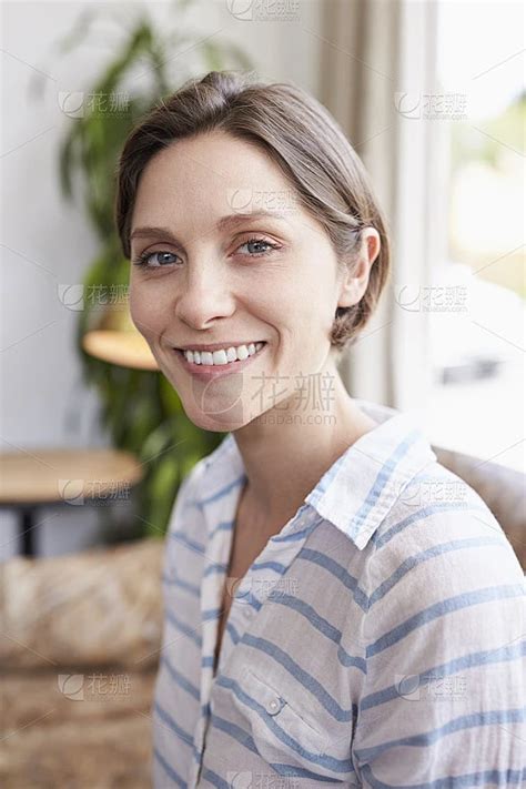 一个咖啡店的年轻女性老板，垂直的素材 花瓣网