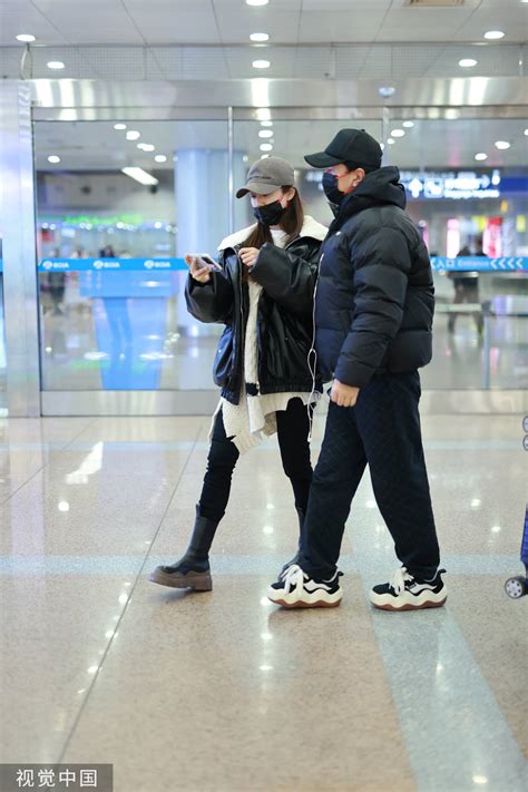 郑钧刘芸夫妇挽手现身机场 同色系穿搭甜蜜恩爱 搜狐大视野 搜狐新闻