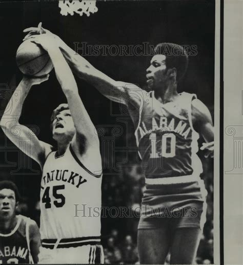 1975 Press Photo Basketball Players Bob Guyette And Charles Cleveland