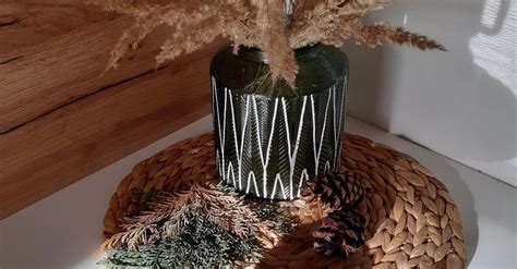 가을 고요한 꽃병 나무 녹색 꽃병 단순한 도토리 디자인 따뜻함 러스틱 목조 배경 배열 부드러운 그림자 비네팅 솔방울 수직 쐈어 술을 마시다