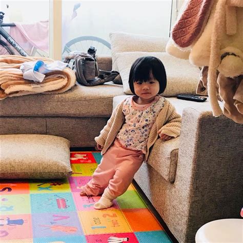 晞熙姐妹小寶貝 晞寶很會擺pose，但這姿勢有點old School。 勿忘影中人。 Facebook