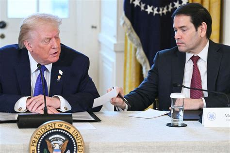 Lmao Marco Rubio Hands Trump A Note That Was Meant To Be Private And