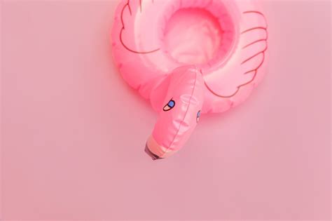 여름 해변 구성 파스텔 핑크 배경에 분리 된 팽창식 플라밍고로 최소한의 디자인 풀 플로트 파티 트렌디 한 유명 인사 패션 컨셉