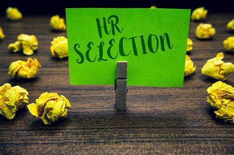 개념적 손을 쓰기 시간 선택입니다 비즈니스 사진 텍스트 프로세스 및 인적 자원에 의해 접근 하는 실수를 논문 녹색 종이 노트를 들고 옷 핀 구겨진 직원을 고용 하는 경우