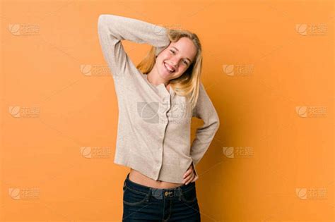 可爱的白人青少年站在橙色背景