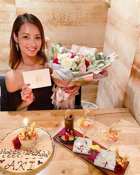 畑田亜希さんのインスタグラム写真 畑田亜希instagram「今年1年も笑顔で過ごせます様に ️ ・ どうもありがとう☺️🥂🎂 ・ ＃2020 Singapore Sg