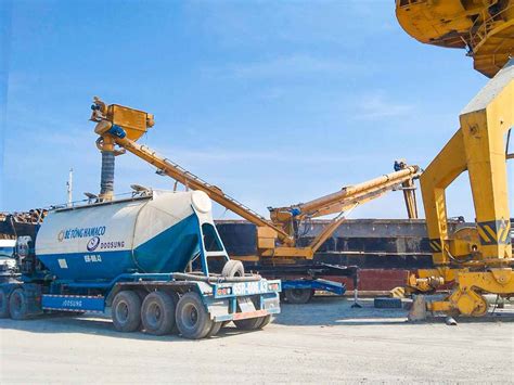 Screw Ship Unloader Specially Designed For Unloading Cement From Vessel