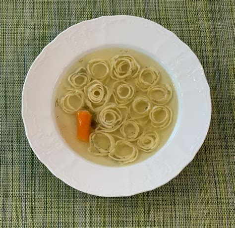 אפרת אנזל מבשלת בבית מרק עוף ואטריות עננים