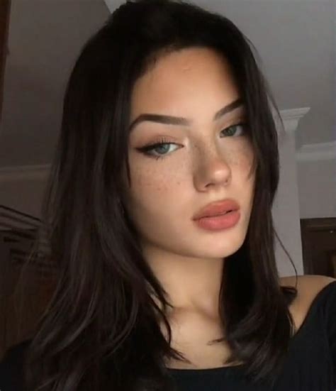 Makeup Panosundaki Pin