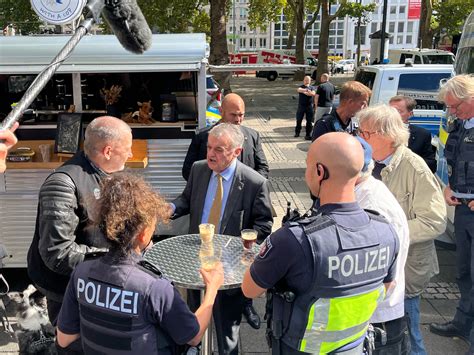 Nrw Innenminister Reul Zu Besuch Am Neumarkt In Köln