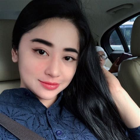 Biodata Dewi Perssik Yang Selalu Buat Sensasi Lengkap Dengan Foto Terbaru Biografi Dan Karir