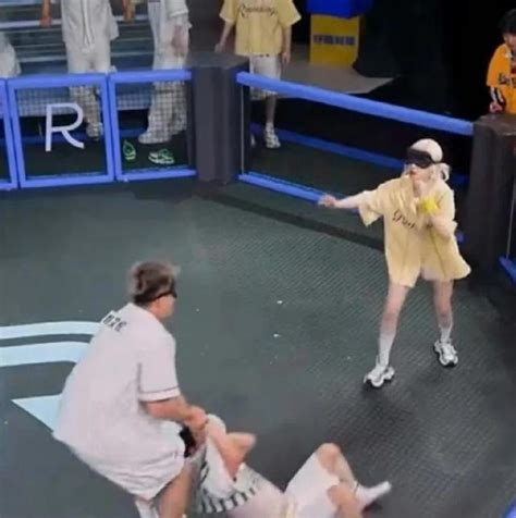 周深录制综艺节目遭嘉宾拖拽，郭艾伦躺枪，节目组该长点心了