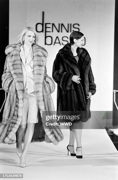 Dennis Basso Fall 1999 Ready To Wear Fashion Show Featuring Singer News Photo Getty Images