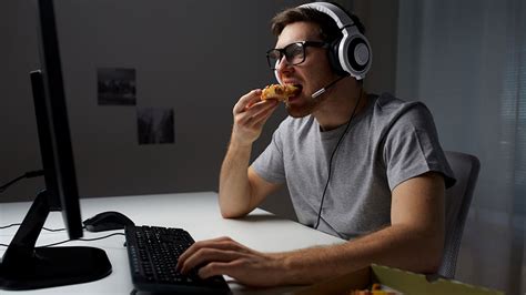 Main Game Sambil Makan Ini 3 Hal Yang Dilarang Saat Bermain Game
