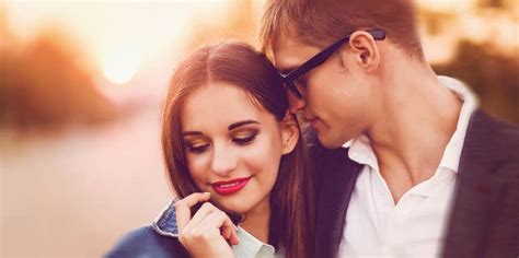 Theres Only 2 Types Of Flirts In The World — Which Are You Yourtango