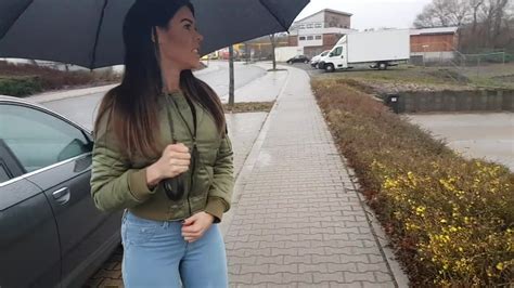 Naughty Girl Wets Herself In Public 日本語で
