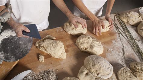 How To Throw Pizza Dough So That It Doesnt Tear According To An Expert