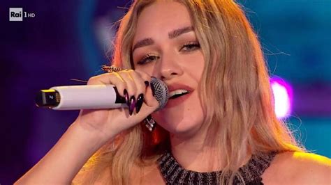 Shari In Gara A Sanremo 2023 Chi è Età Flirt Con Salmo Brano Egoista