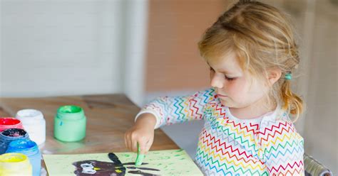 손가락으로 올빼미 새를 색칠하는 작은 창조적인 유아 소녀 활동적인 아이는 집 유치원 또는 유치원에서 그림을 그리는 것을 즐깁니다 어린이를 위한 게임 교육 및 원격