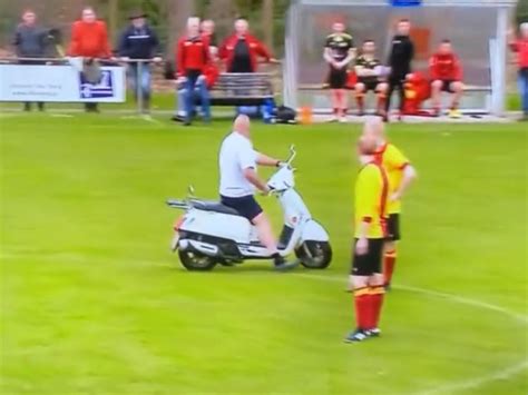 Video A Intrat Cu Scuterul Pe Teren în Timpul Meciului Motivul E Surprinzător