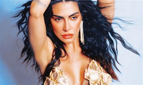 Cleo Posa Com Biquíni Dourado E Fábio Jr Elogia A Filha Perfeita