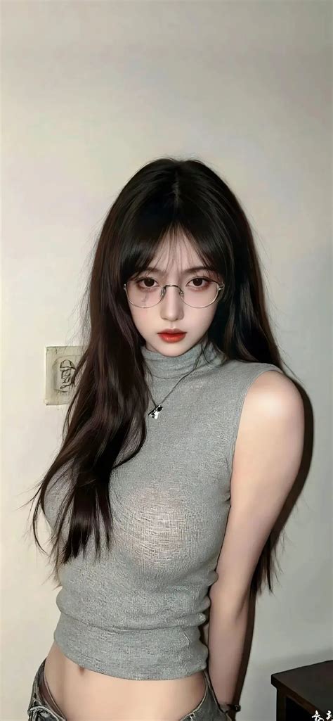 气质美女戴眼镜，灰色上衣尽显时尚魅力 美女壁纸｜妩媚高清 性感养眼4k表情包图片动图 求表情网斗图从此不求人