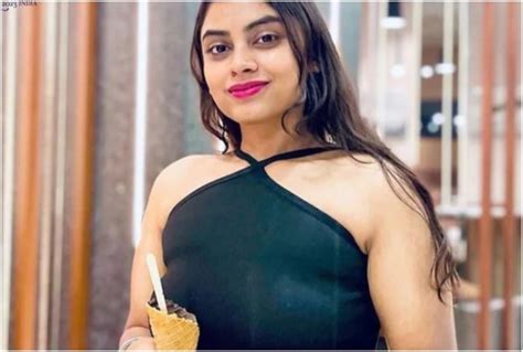 किसने थामी इस