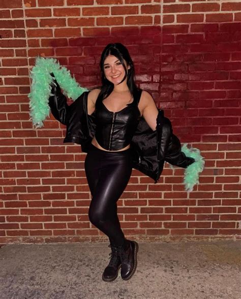 Harry Styles Love On Tour At Msg Sparks Feather Boa Shortage