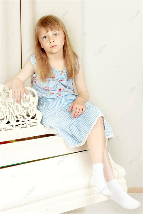 Nền Một Cô Gái Trẻ đáng Yêu đang Vui Vẻ Gõ Phím Của Một Cây đại Dương Cầm Màu Trắng Hình Chụp Và