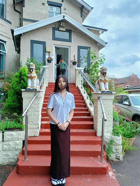 Yee 🔺 အသက် ၅ နှစ် အရွယ်မှာ အုန်းသီးခွဲရင်း ဓါးနဲ့ ခိုက်မိပြီး မျက