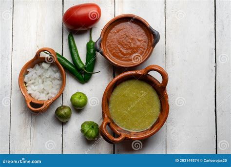 Salsa Roja Y Verde Mexicana Sobre Fondo Blanco Foto De Archivo Imagen