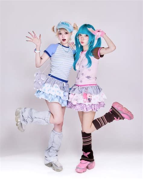 Pose Reference Photo Duo Pose Drawing Duo Cool Duos Iconic Duo Pose