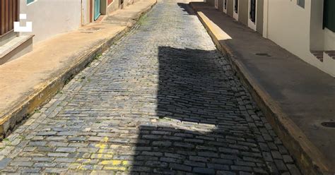 작은 마을의 조약돌 거리 사진 Unsplash의 무료 도시 이미지