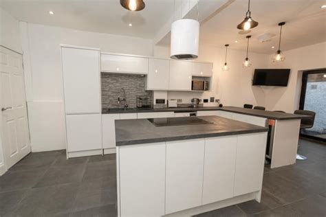Classic Cosy Two Bed Lancashire Home With Magnificent Fitted Kitchen On