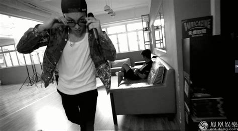 陈伟霆潮范十足抛飞吻手机凤凰网