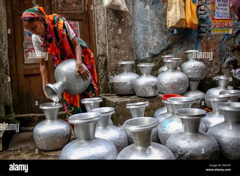 Dhaka Bangladesh Th Nov Nov Dhaka Bangladesh Women Collecting Drinking