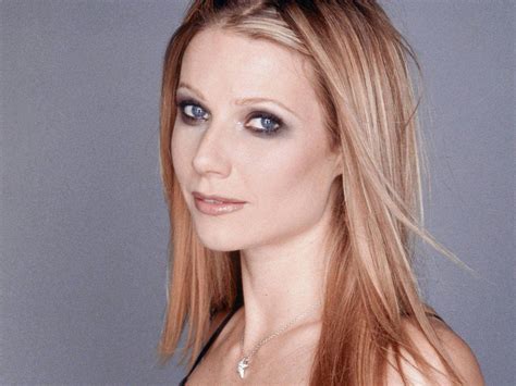 Download Young American Actress Gwyneth Paltrow Side Angle Wallpaper