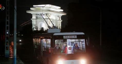 북한 김정은·리설주 평양서 신형 트롤리버스 시승